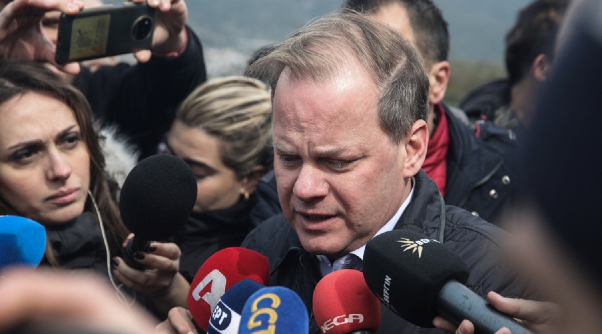 ΠΑΡΑΙΤΗΘΗΚΕ Ο ΚΩΣΤΑΣ ΚΑΡΑΜΑΝΛΗΣ ΜΕΤΑ ΤΗΝ ΤΡΑΓΩΔΙΑ ΣΤΑ ΤΕΜΠΗ - elora.gr