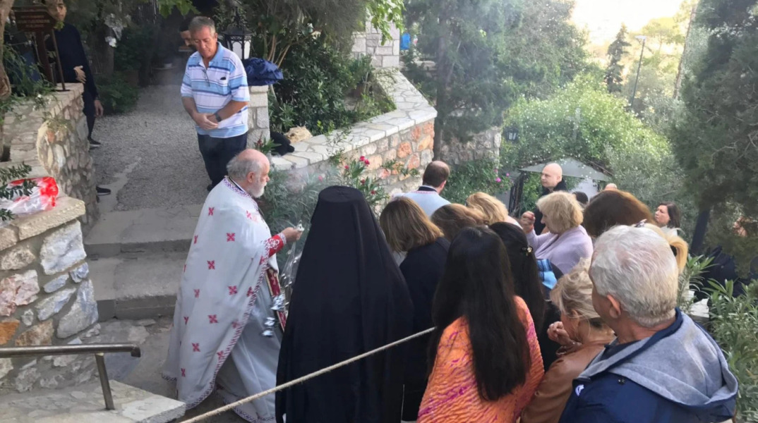 Άγιοι Ισίδωροι – Λυκαβηττός: «Μη φύγεις παπα Δημήτρη» - elora.gr