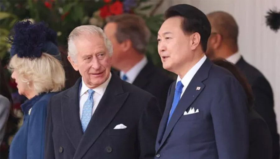 Ο Βασιλιάς Κάρολος φόρεσε γραβάτα με την ελληνική σημαία - elora.gr