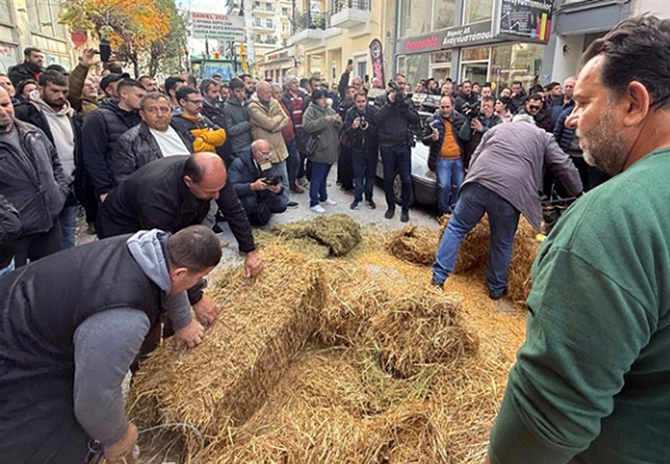 ΑΓΡΟΤΕΣ ΠΕΤΑΞΑΝ ΖΩΟΤΡΟΦΕΣ ΚΑΙ ΣΑΝΟ ΣΤΟ ΓΡΑΦΕΙΟ ΤΟΥ ΤΣΙΑΡΑ! - elora.gr